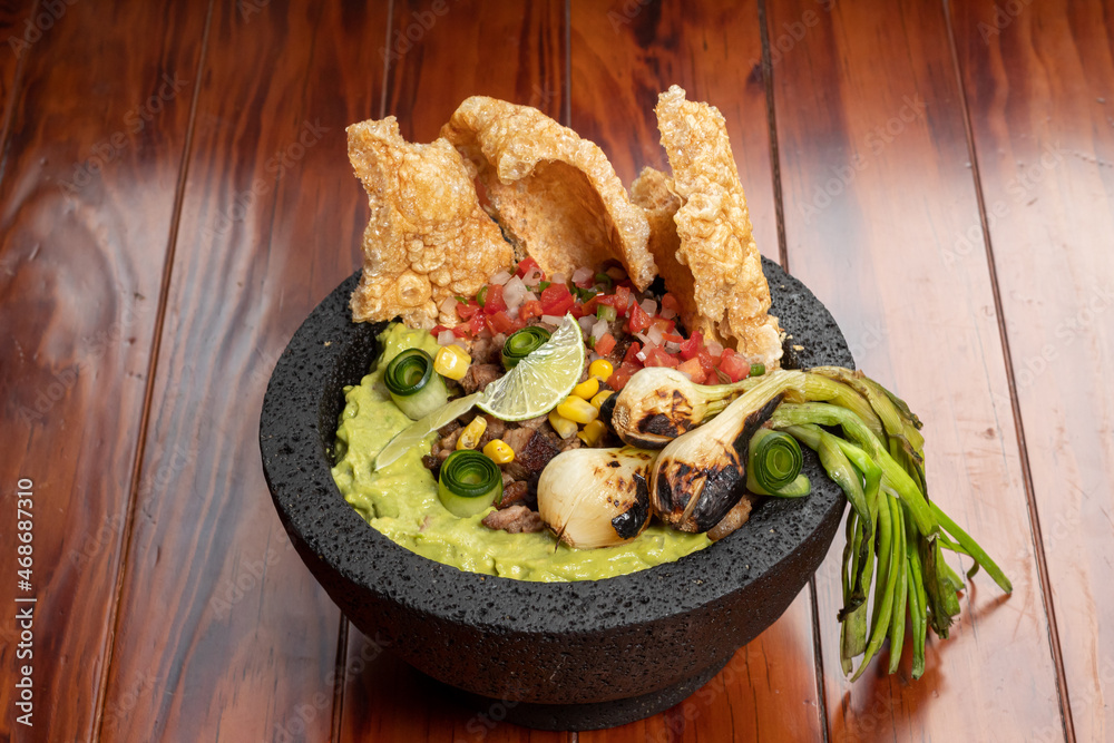 Foto de Molcajete de chicharrón con carne asada platillo típico ...