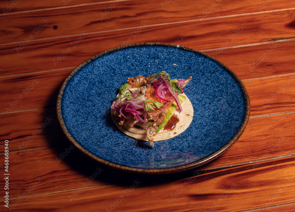 Taco de jaiba desnuda del pacífico con aguacate y cebolla morada ...