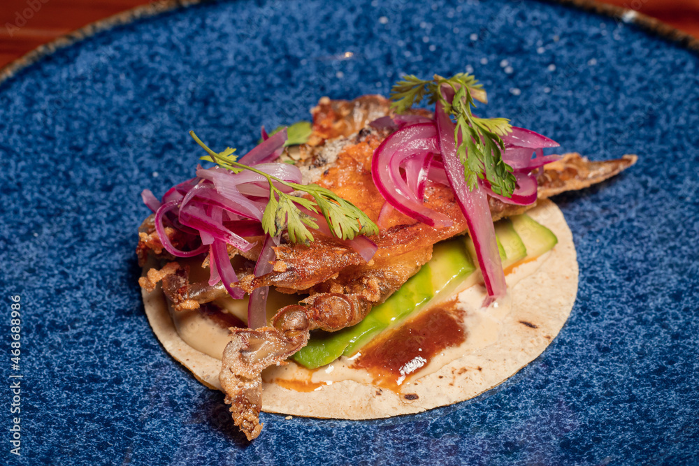 Taco de jaiba desnuda del pacífico con aguacate y cebolla morada ...