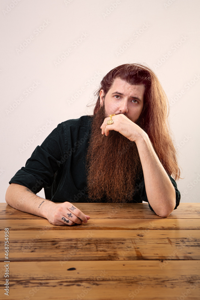 barbone, barba, barba lunga, stress, nervoso, pensieroso, urlo ...