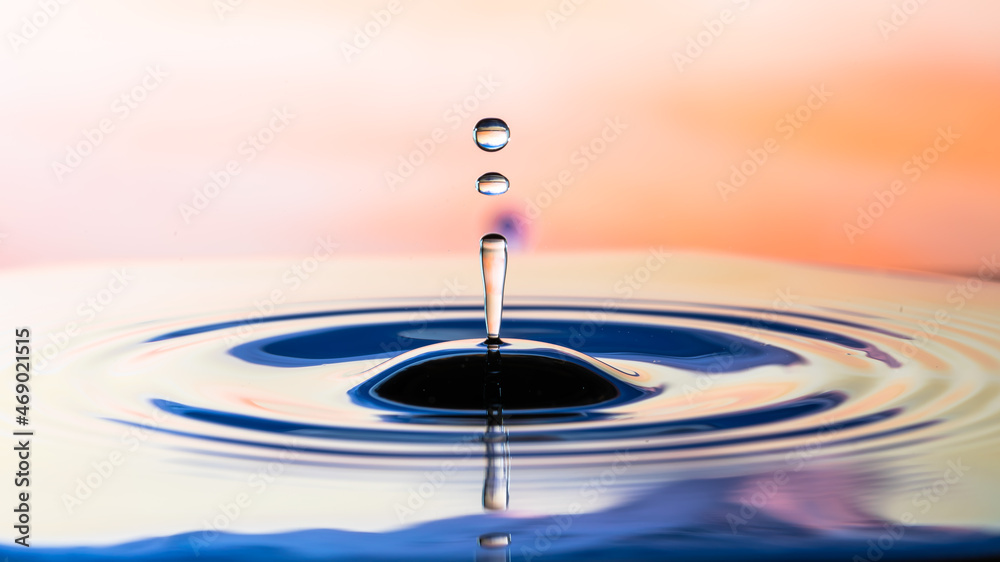 Drops of water falling on the water surface cause ripples and ...