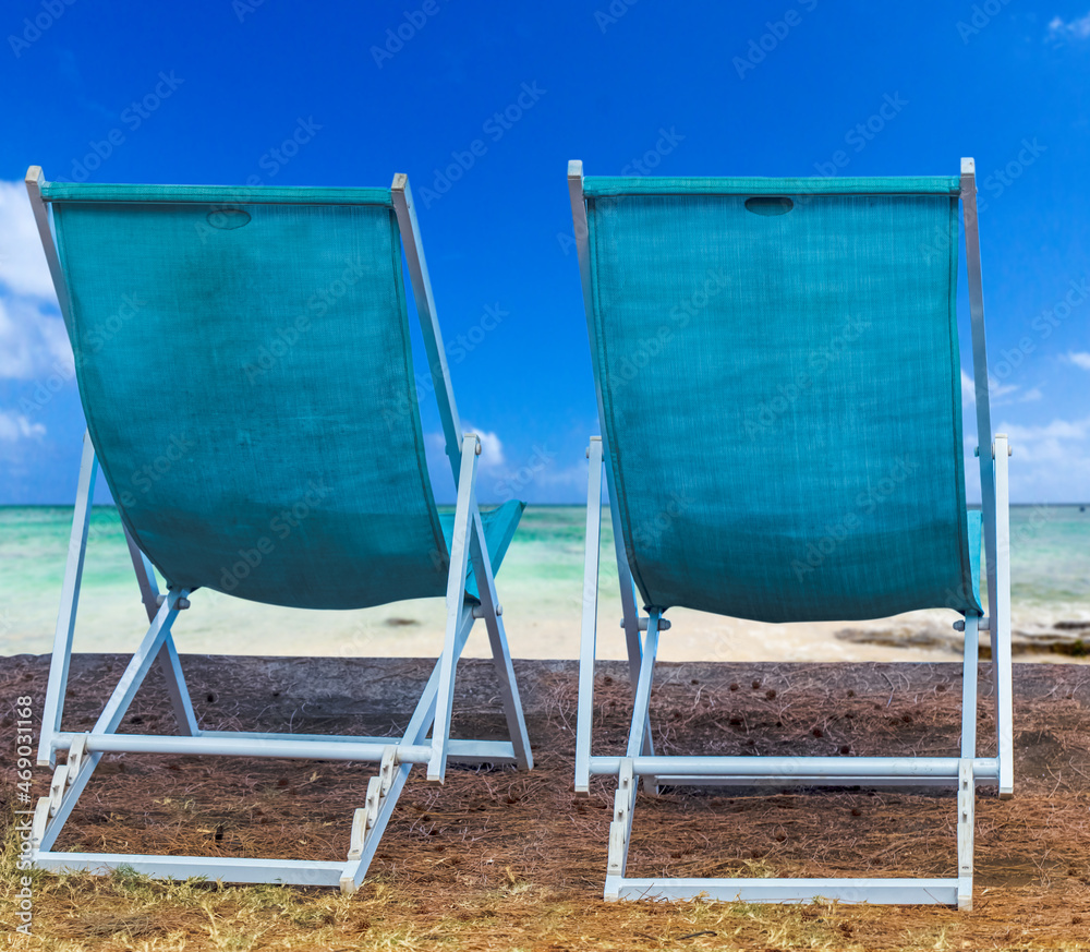 Transats sur plage paradisiaque des îles Stock Photo | Adobe Stock