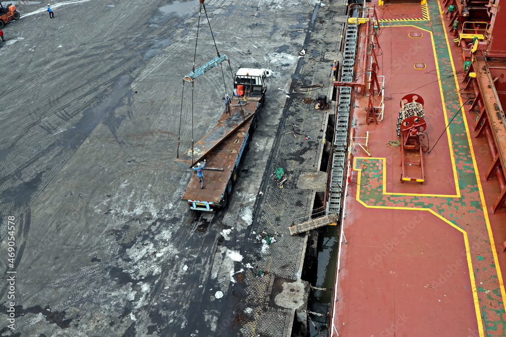 Cargo terminal for unloading steel plates from bulk carrier by ships ...