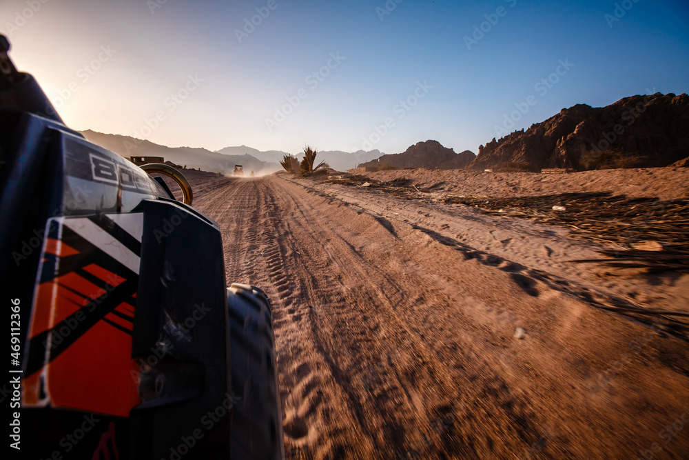 Foto de Wheel of a large ATV in the desert. Photo in motion. An ...