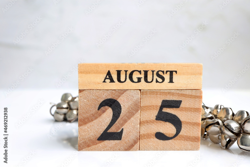 Hello August, Cube wooden calendar showing date on 25 August. Wooden ...