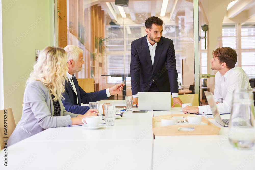 Consultant and start-up team in a consulting meeting Stock Photo ...