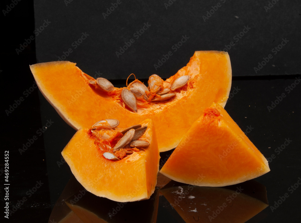 Calabaza Butternut cortada por la mitad exponiendo la cavidad de la ...