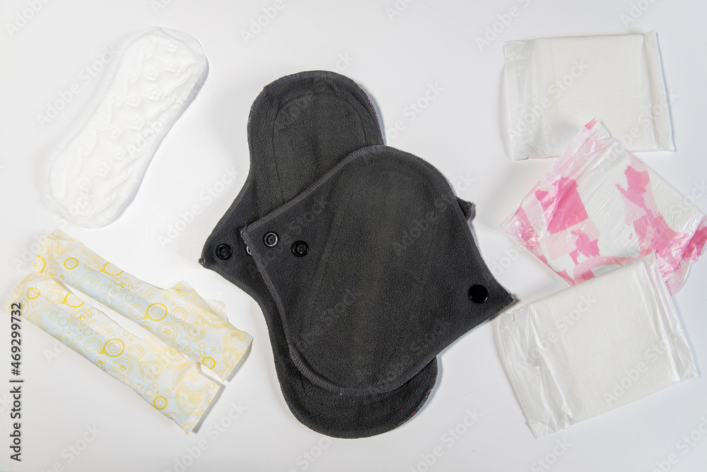 Dos compresas menstruales de algodón reutilizables junto a las ...