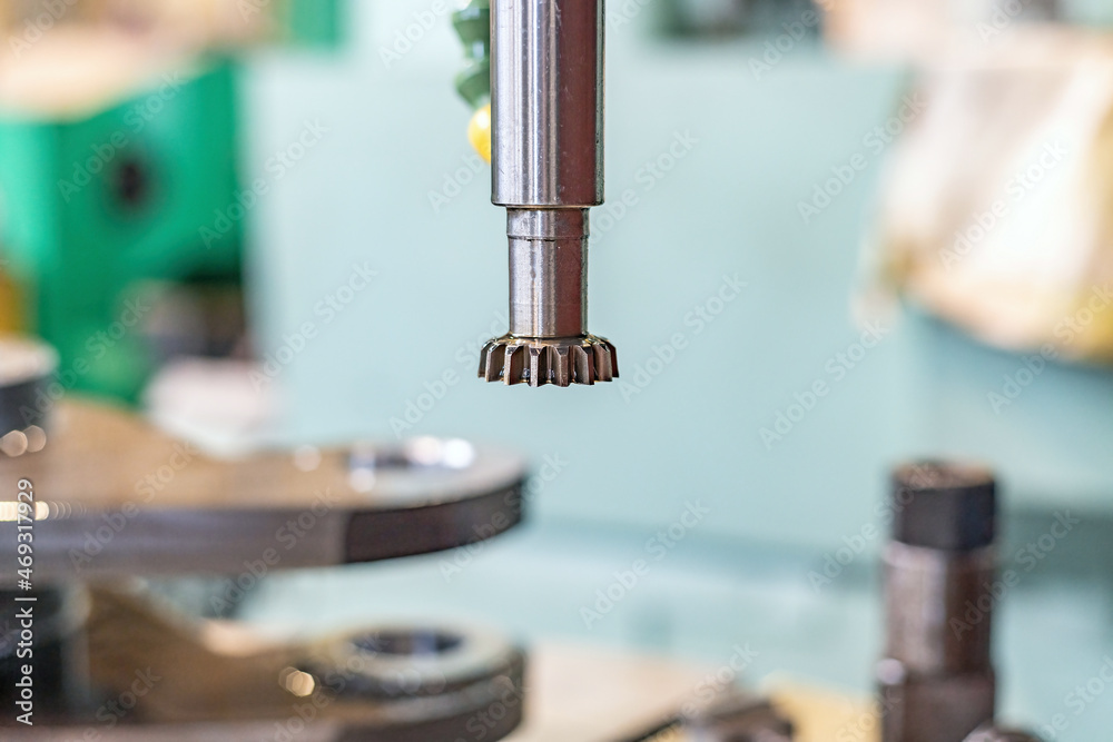 Modular cutter for the production and cutting of an internal tooth on ...