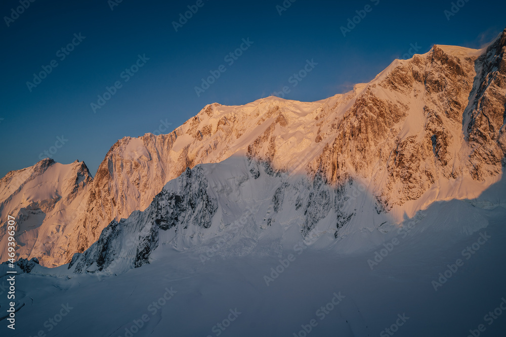 Foto de Famous Brenva face of Mont Blanc, the highest peak of Europe ...