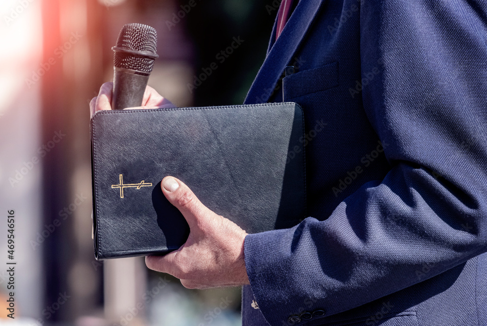 Foto de Pastor with a Bible in his hand during a sermon. The preacher ...