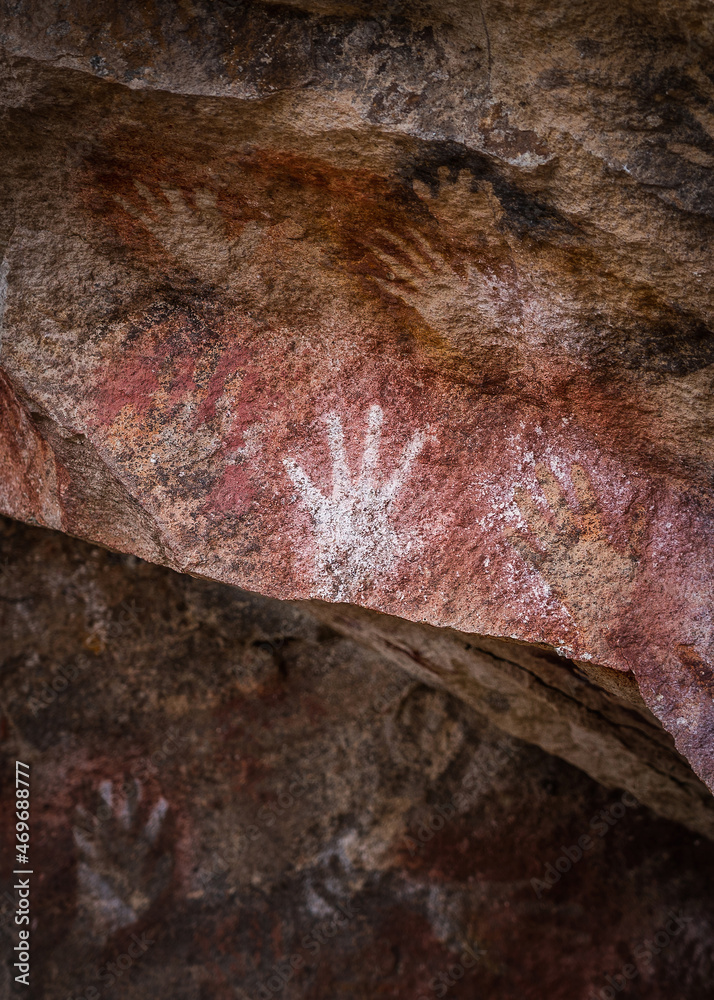 Closeup shot of prehistoric rock art at the Cave of the Hands (Spanish ...
