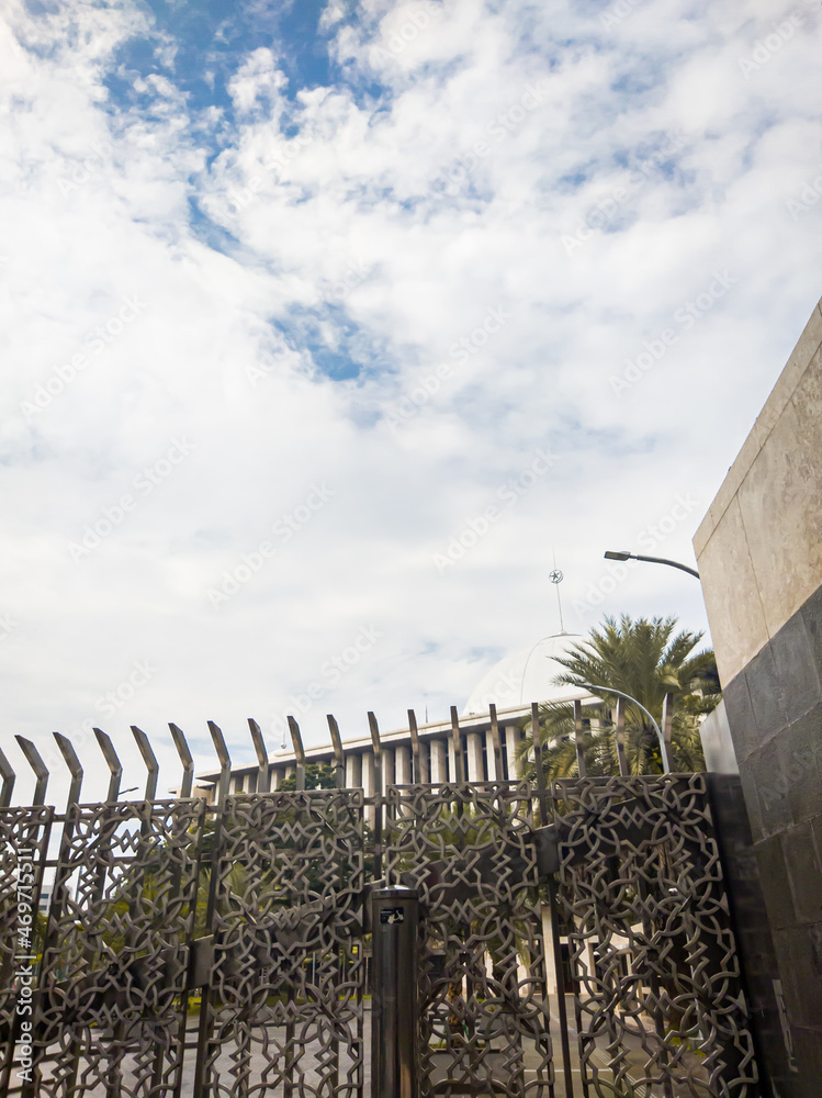 Foto de Central Jakarta, Indonesia-April 5th, 2021:Istiqlal Mosque is ...