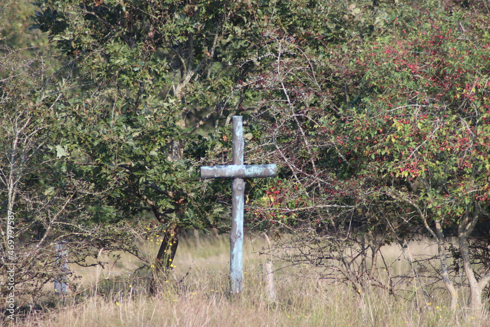 Foto de Single cross of bronze for rememberance of the killed members ...