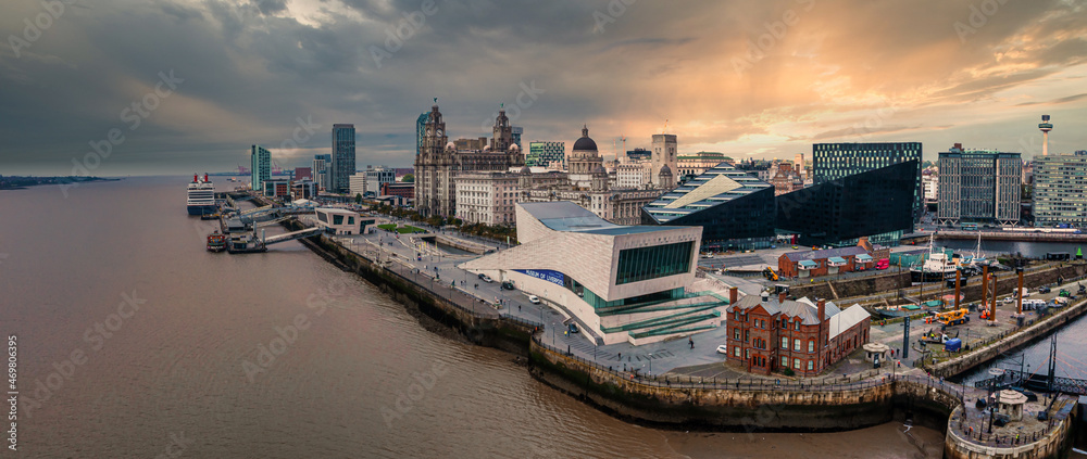 Foto de Aerial view of the Museum of Liverpool, reflects the city's ...