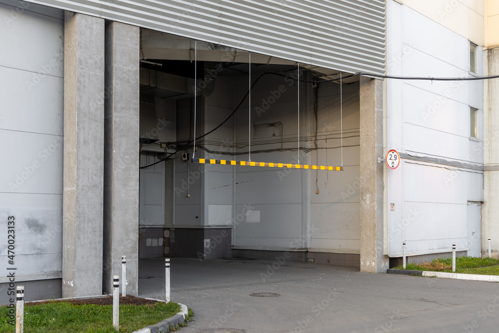 Foto de Height limiter of passing vehicles. Entry for vehicles with ...