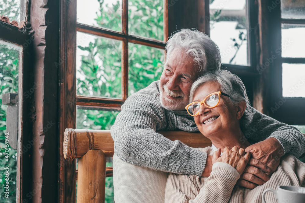 Foto de Old caucasian couple spending leisure time together at home ...