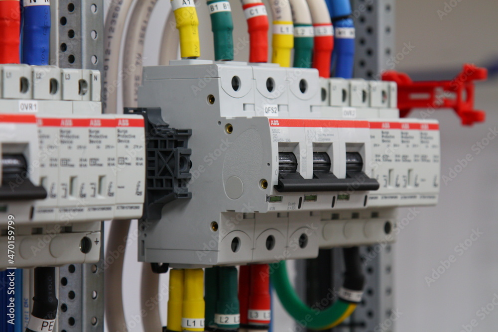 Automatic current switches for protection of loads in the electrical ...