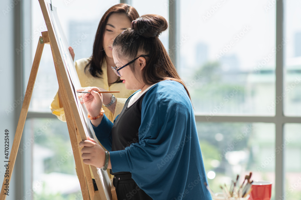 Foto de Autistic girl. Autistic girl practicing drawing and painting ...