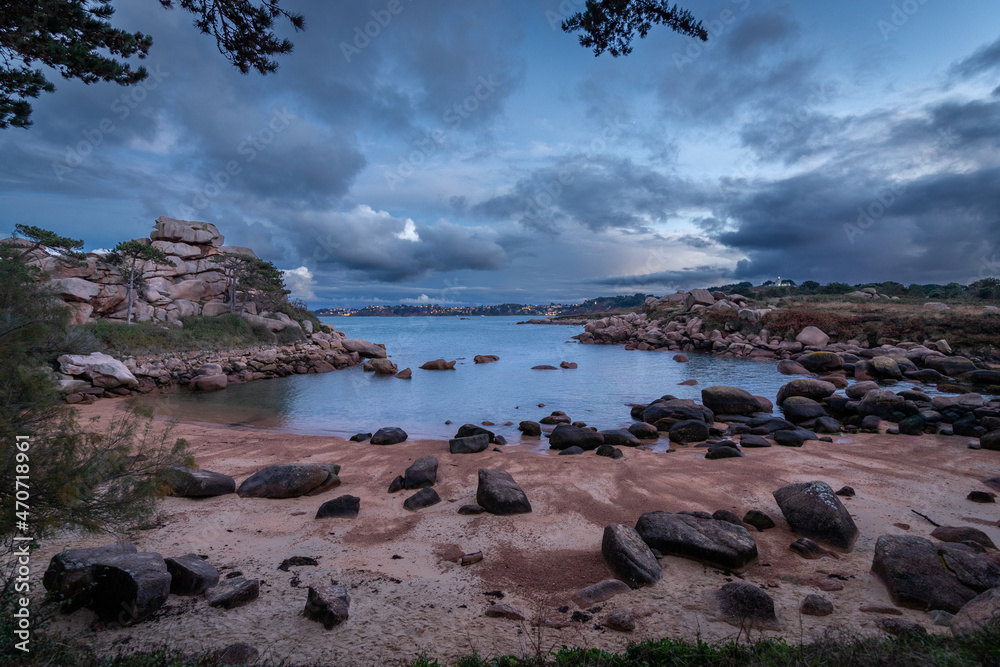 Petite crique de bretagne à l'heure bleue près de Perros-Guirec sur la ...