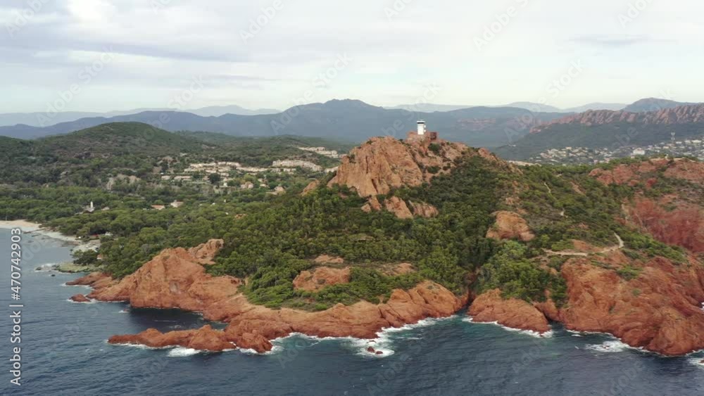survol de cap Esterel de l'île d'Or et du cap Dramont, côte d'Azur ...