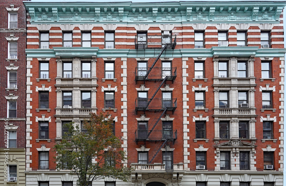Old fashioned Manhattan apartment building facade with ornate roof ...