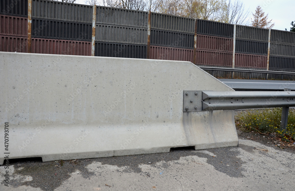 connection of metal and concrete highway barriers with screws ...