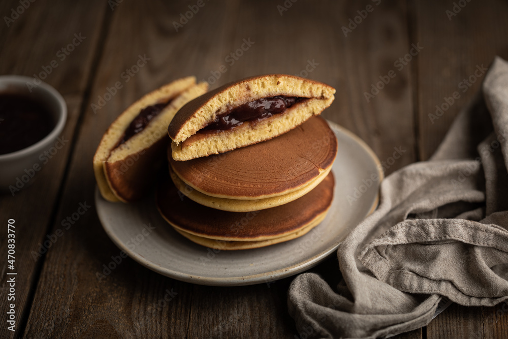 dorayaki en pile sur une assiette avec pâte de haricot rouge Stock ...
