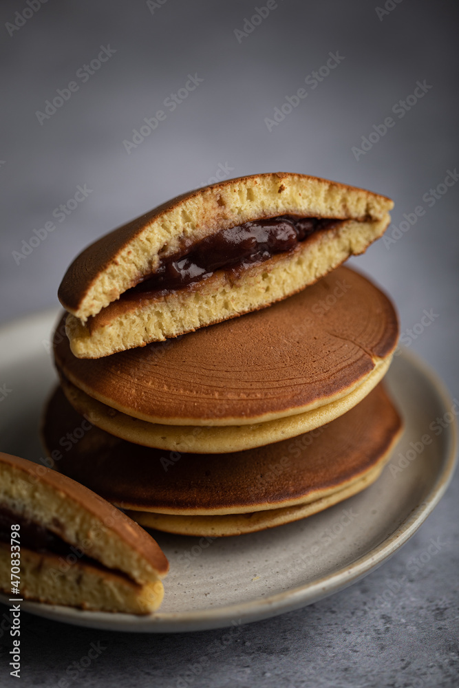 dorayaki en pile sur une assiette avec pâte de haricot rouge Stock ...