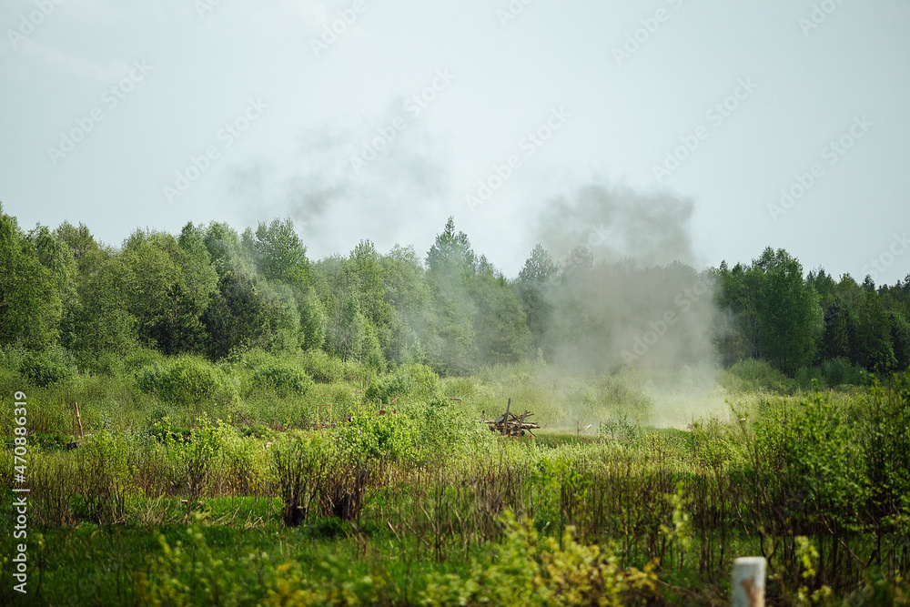 Foto de the explosion of a projectile when hitting a target on a ...