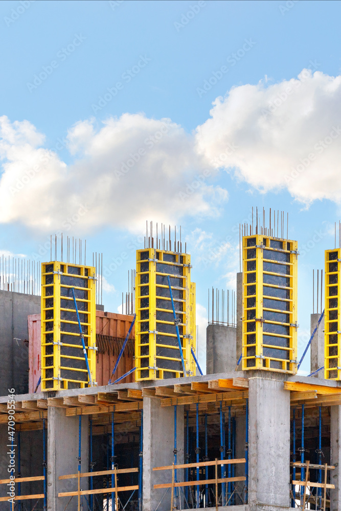 Fotka „The use of a formwork system in the construction of load-bearing ...