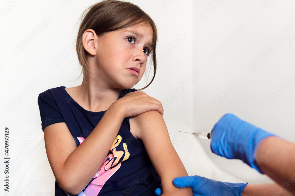 child is afraid of a syringe, the girl yells and does not want to give ...