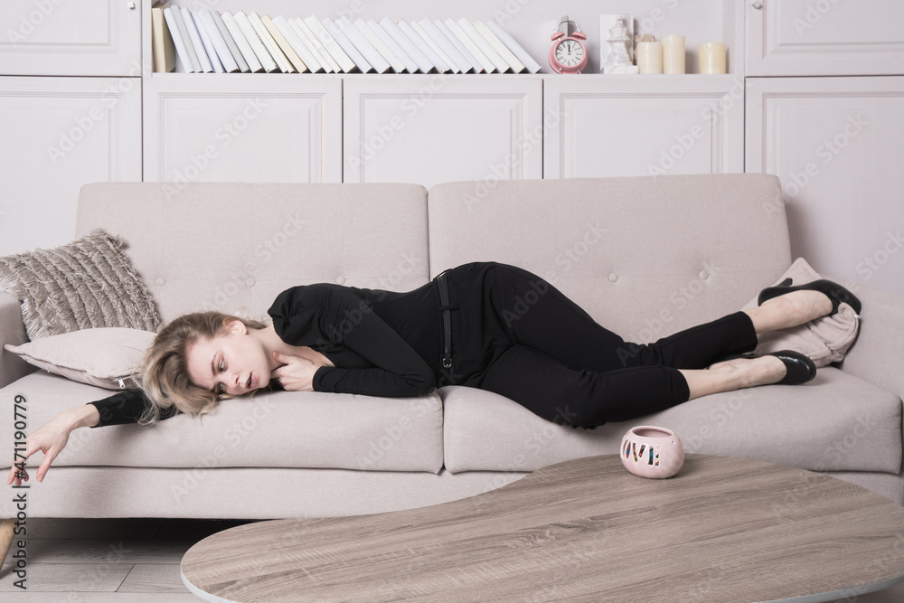 Lifeless beautiful woman in a room. Simulation of the crime scene ...