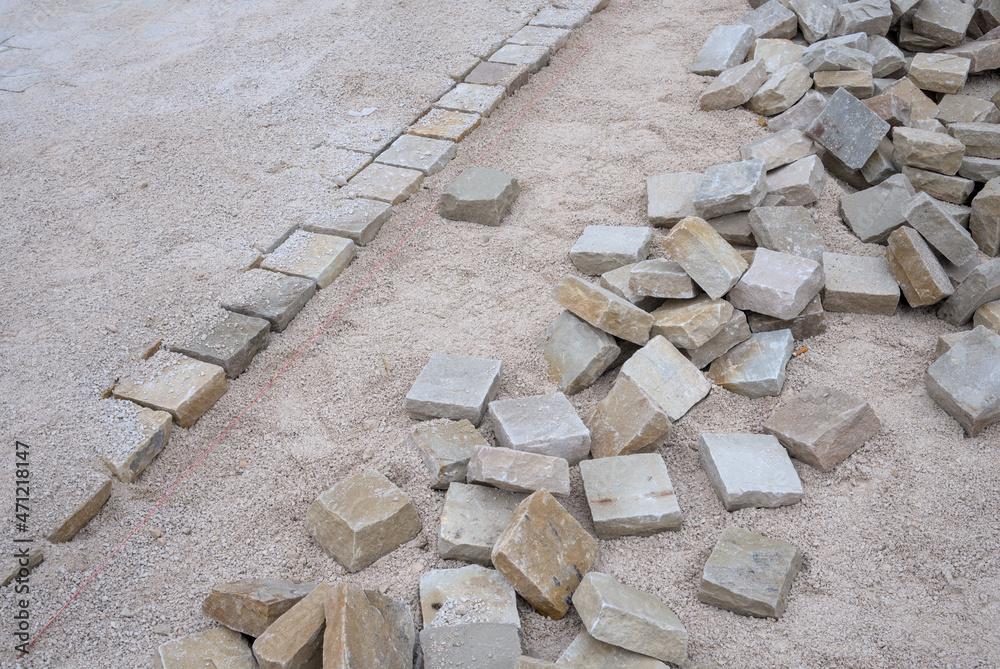 Aménagement urbain, pose de pavés de rue dans une zone piétonne. Stock ...