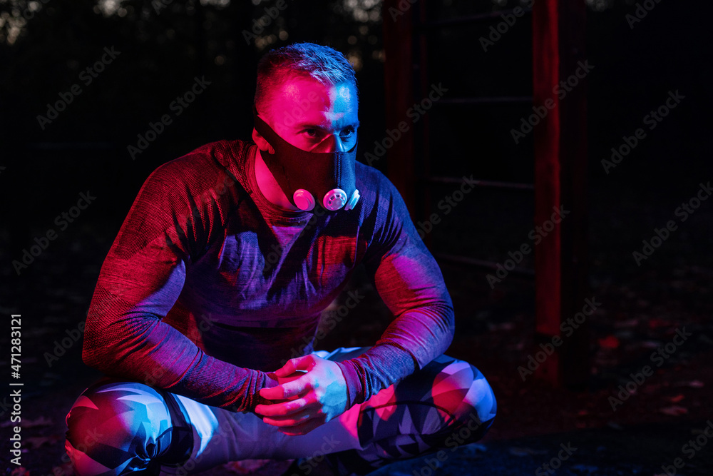 Foto De Strong Handsome And Muscular Squatting Slav Taking A Break From