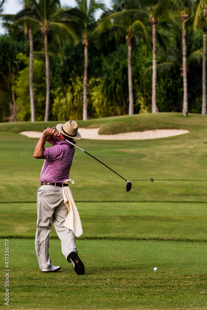 Golfista jugando Stock Photo | Adobe Stock