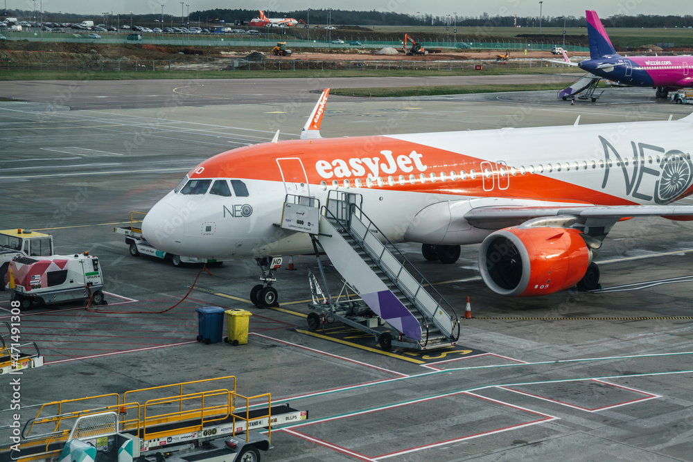 EasyJet Airbus A320neo in special NEO livery at London Luton ...