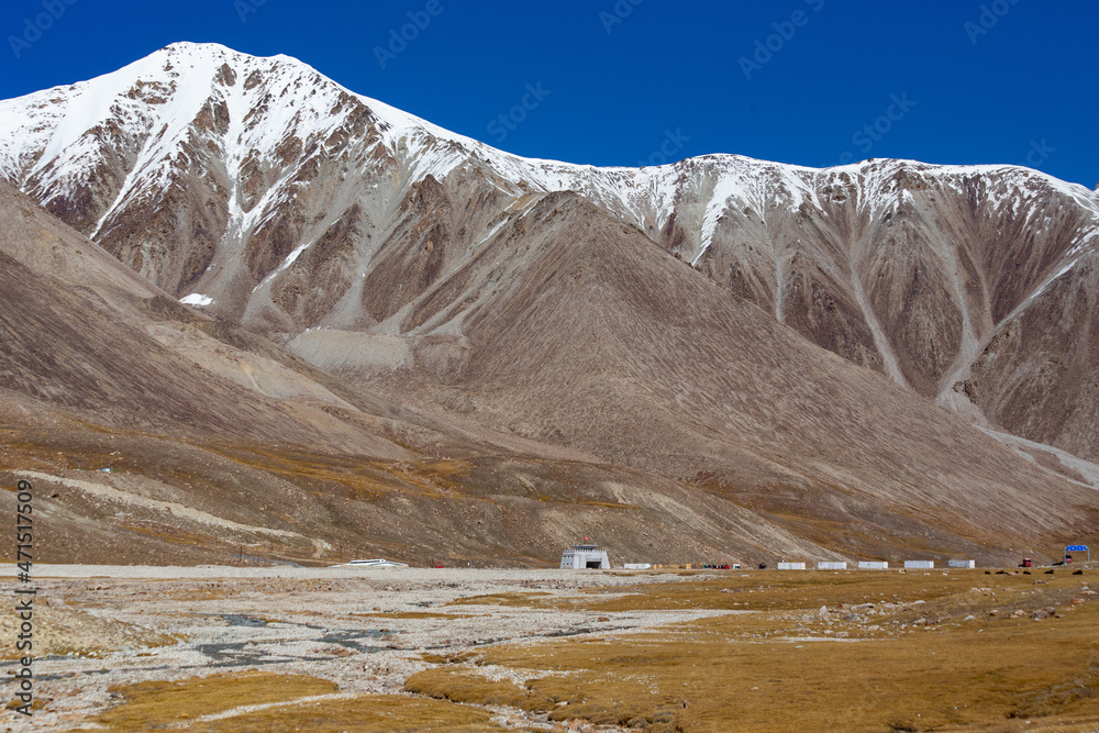 The Khunjerab Pass landscape, the highest-paved international border ...