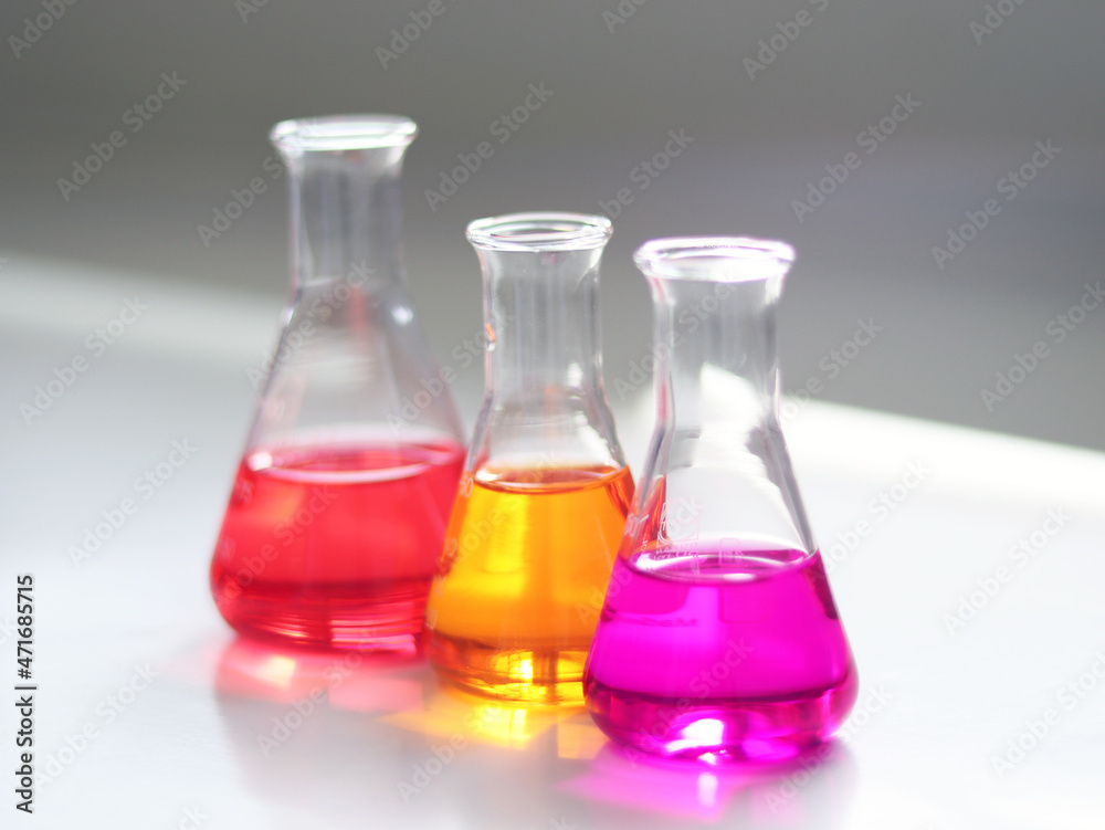 Foto de The Erlenmeyer or Conical flask on bench laboratory, with ...