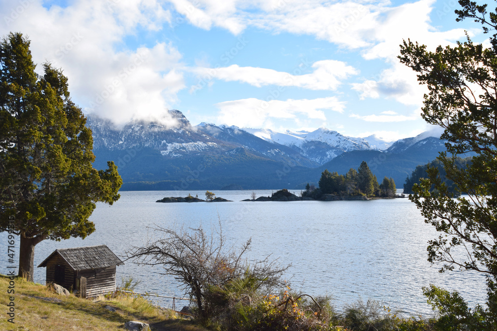 Victoria island in a beautiful sunny day with snowy mountains and still ...