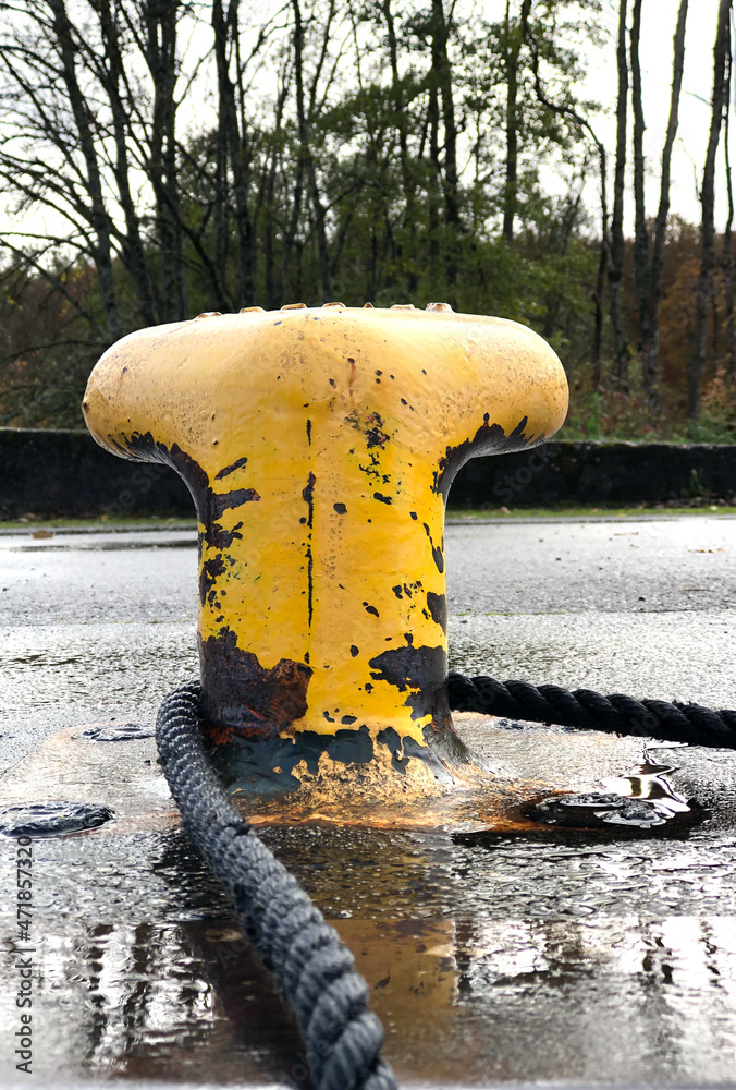 Bollard ou bite d'amarrage sur le quai d'une écluse entre Wittring et ...