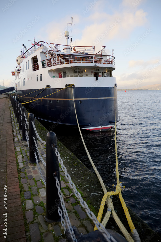 Ship anchor line rope tied to anchor at sea port in Greenock Stock ...