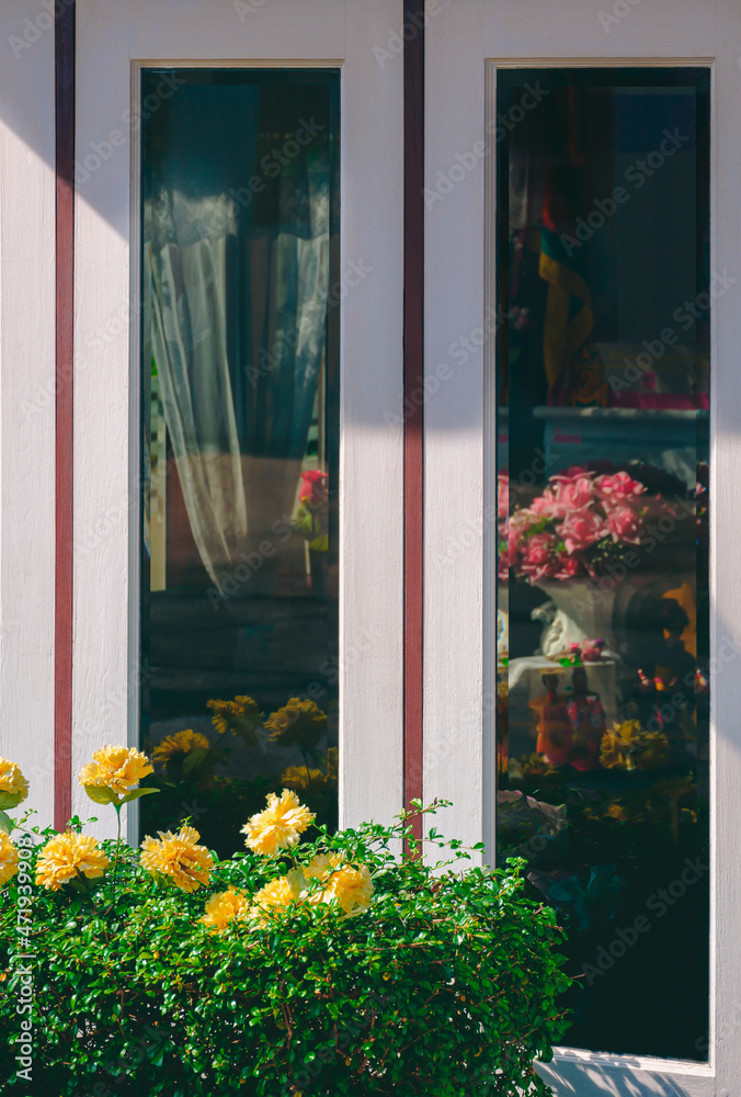 Foto de Focus at white wooden windows with blurred reflection of inside ...