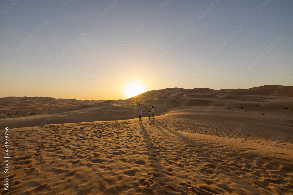 Sunset in the arabian desert with rolling sand dunes in Abu Dhabi ...