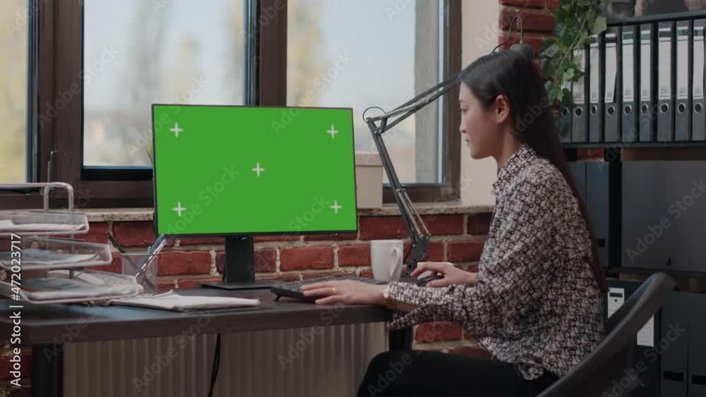Vidéo Stock Person using computer with green screen in business office ...
