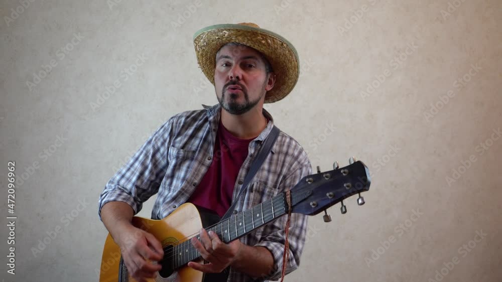 Vidéo Stock The man plays the guitar and sings. Artist's performance ...