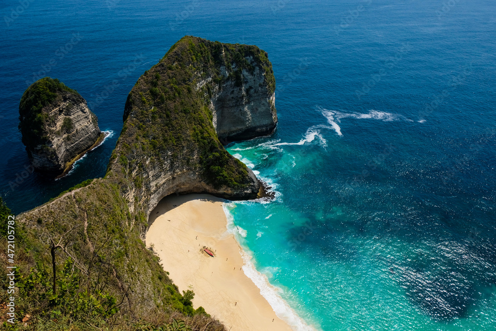 Amazing views of the famous Kelingking bech with a boat on the beach on ...