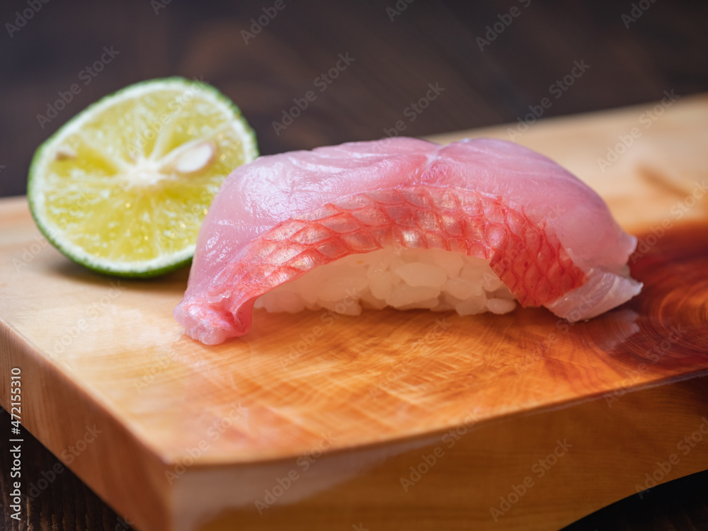 寿司下駄の上の金目鯛の握り寿司。高級な金目鯛を使った寿司。 foto de Stock | Adobe Stock