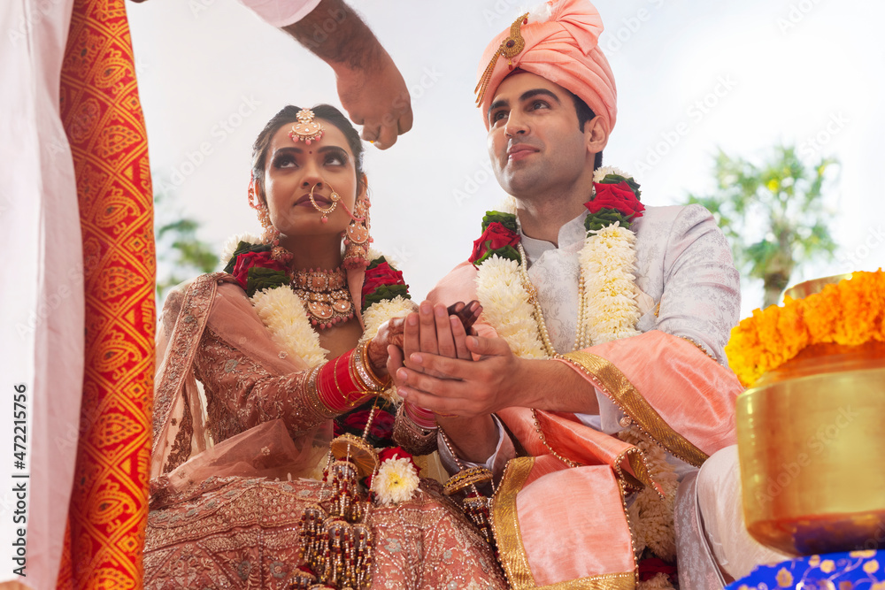 Indian bride and groom performing ritual during wedding ceremony Stock ...