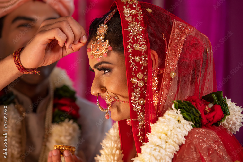 Couple performing Sindoor Daan ritual during their wedding Stock Photo ...